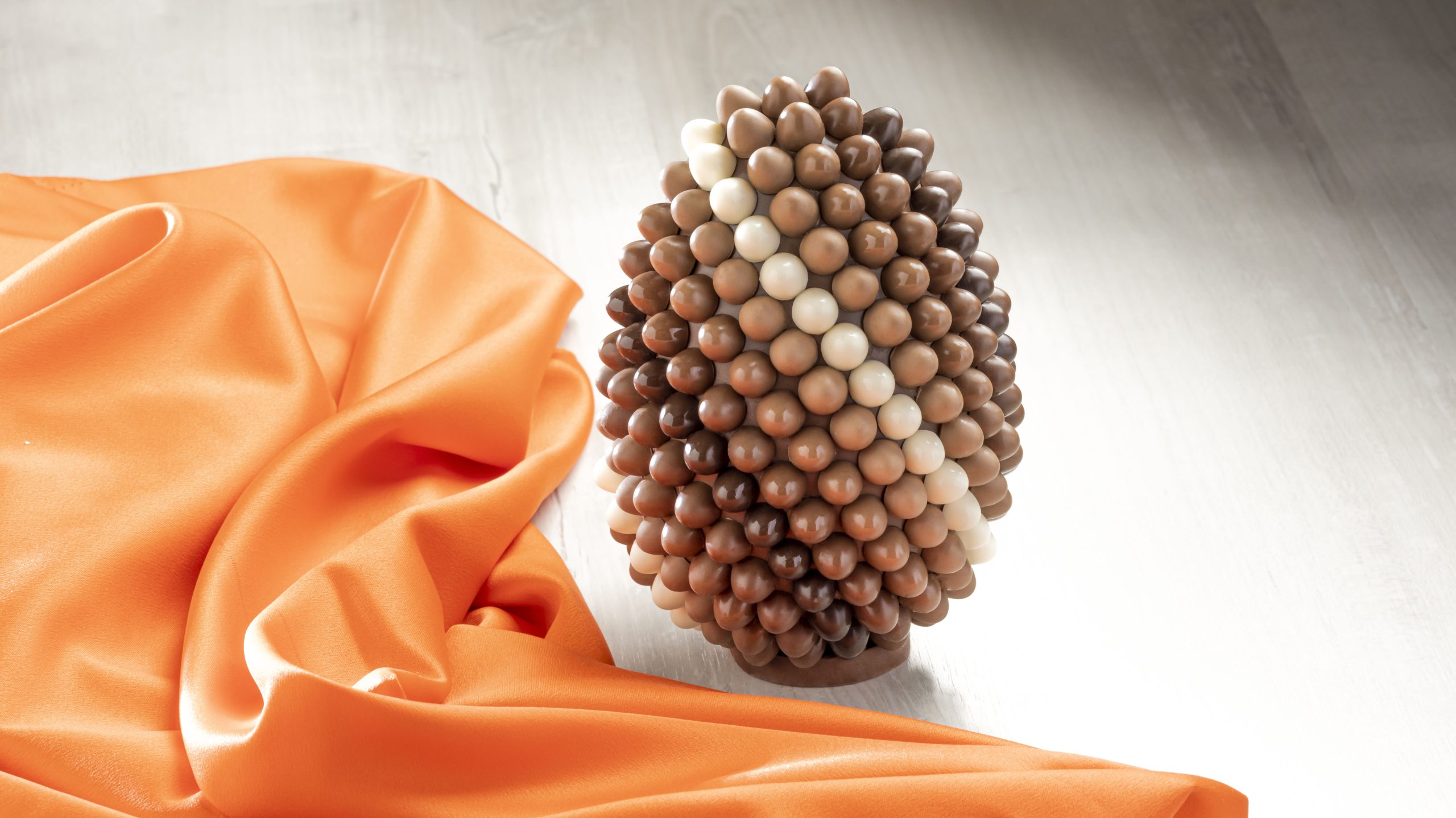 Ovo Decorado com Gotas de Chocolates - Harald