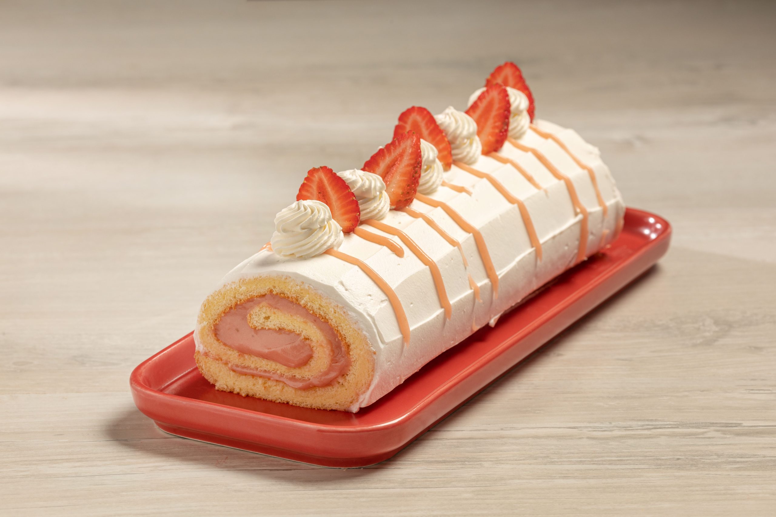 Rocambole com Recheio de Morango e Cobertura de Chantilly - Harald